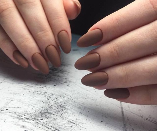Manicura en tonos marrón-beige. Foto con un patrón, juventud con ...